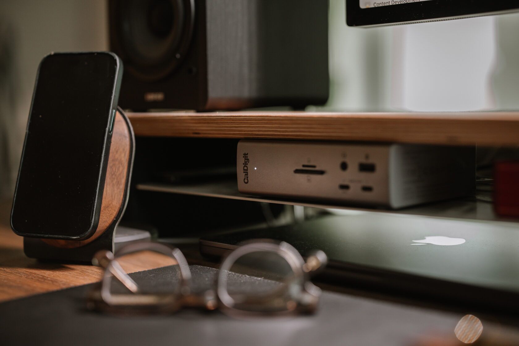 Desk Setup Ideas For A Minimalist Home Office | He Spoke Style